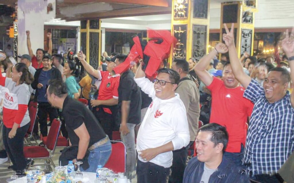Bodewin Nobar Indonesia U-23 vs Korsel U-23 Bareng Warga Kota Ambon ...