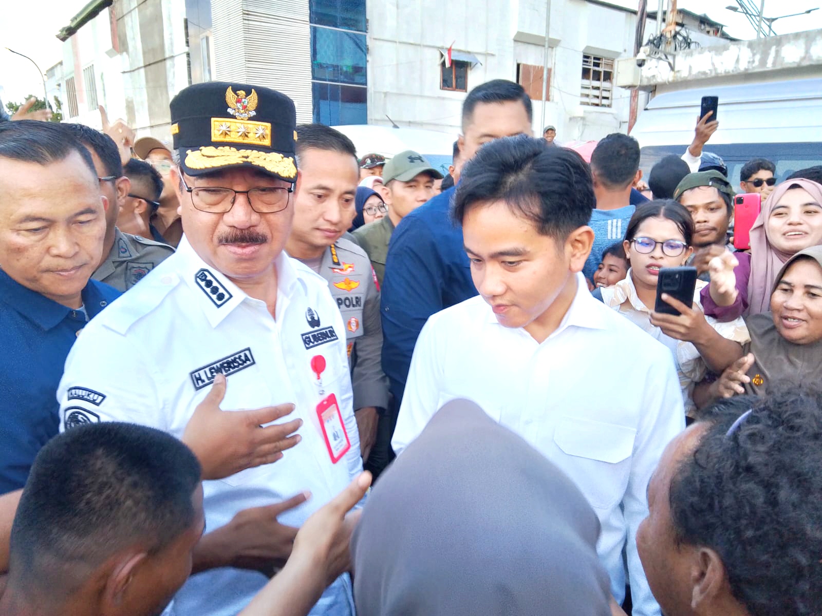 Wapres Gibran dan Gubernur Hendrik Disambut Meriah di Pasar Mardika ...